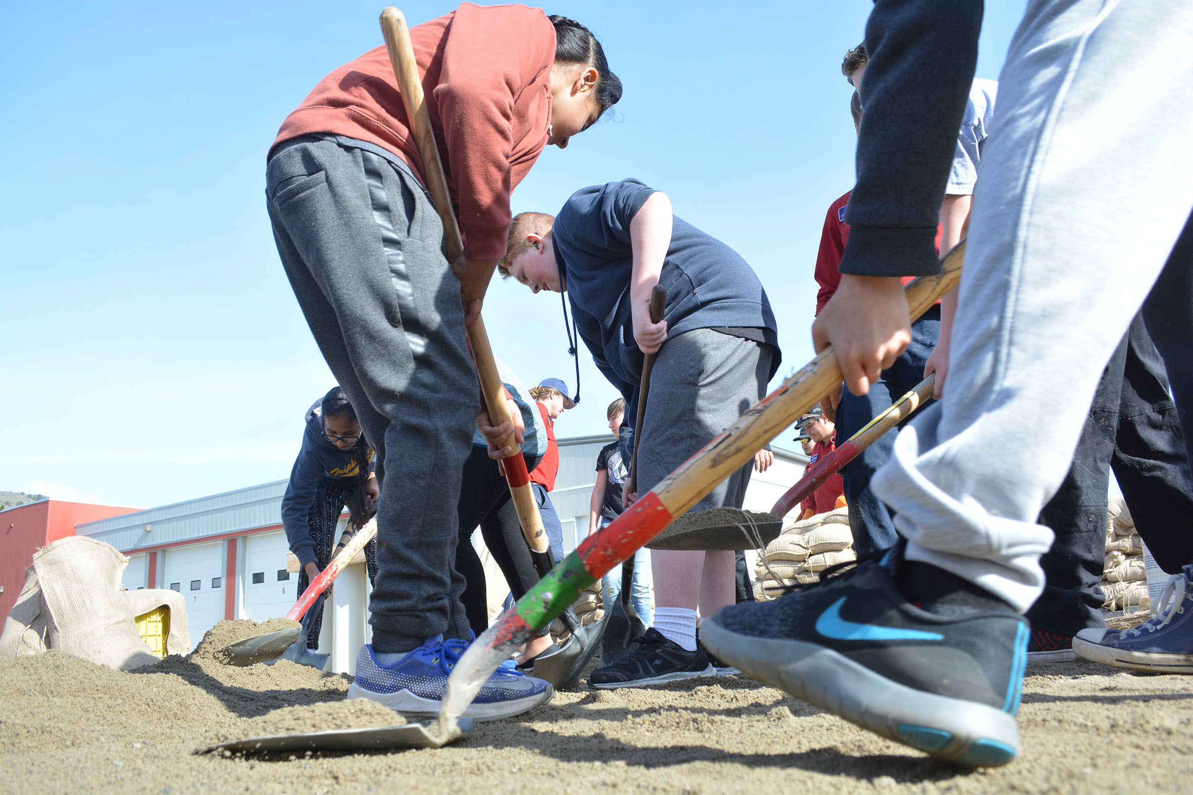 VIDEO: Grade 6 students help fill sandbags - TimesChronicle.ca