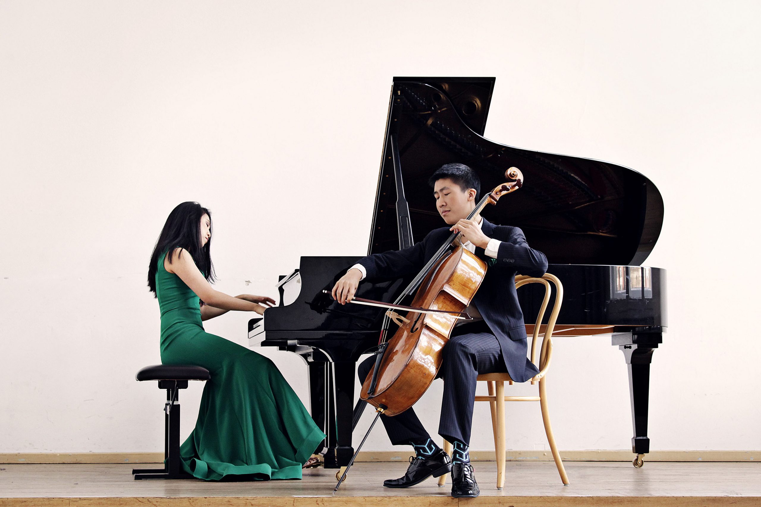 "Dancing" duo on piano and cello prove live music is magic ...