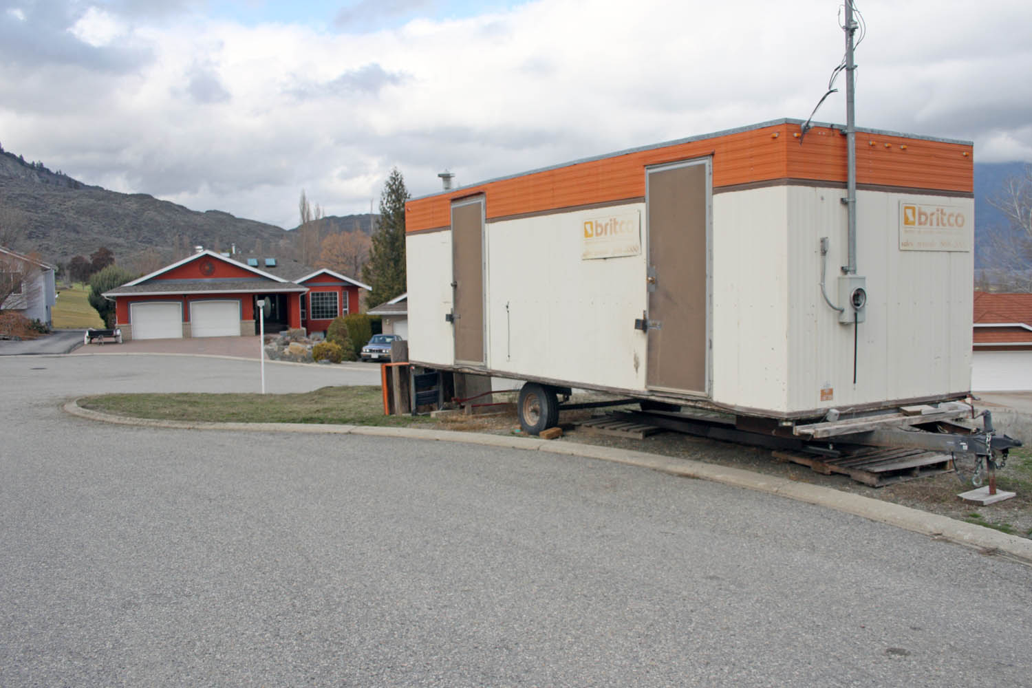 Neighbours upset by eyesore caused by dilapidated construction trailer ...