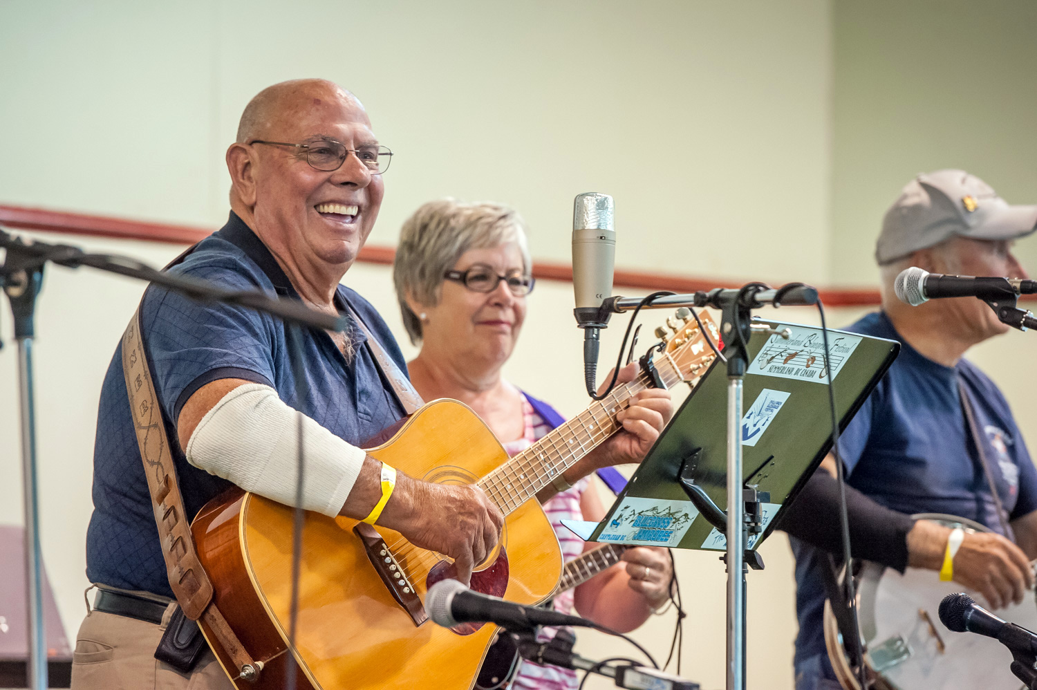 Music lovers participate in Bluegrass/Country Music Festival ...