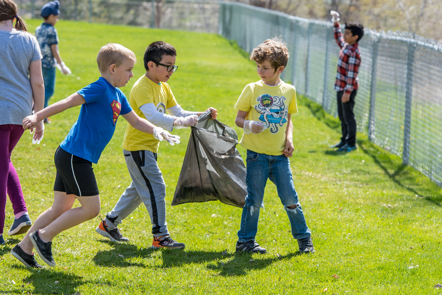 Osoyoos Elementary School kids pitch in and clean up for Earth Day ...