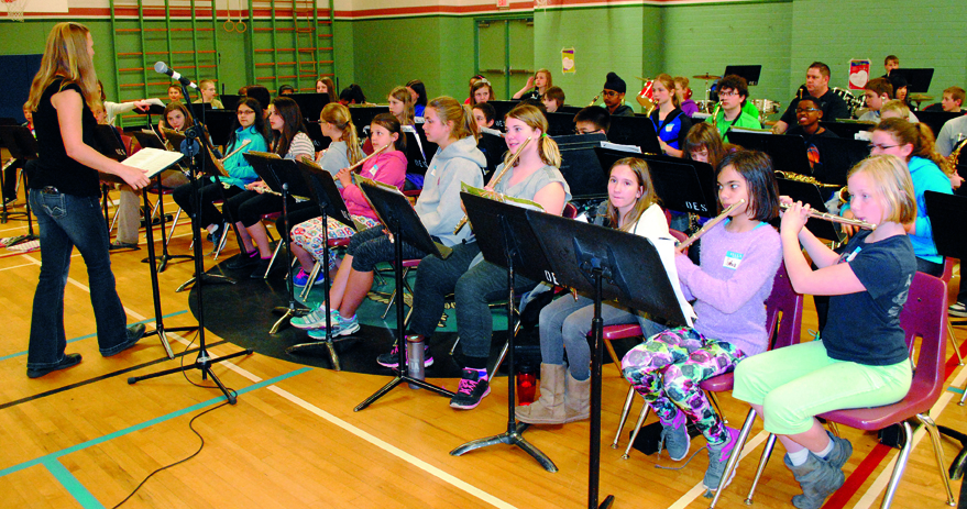 Schell helps talented school musicians in Oliver - prepares for Crooner ...