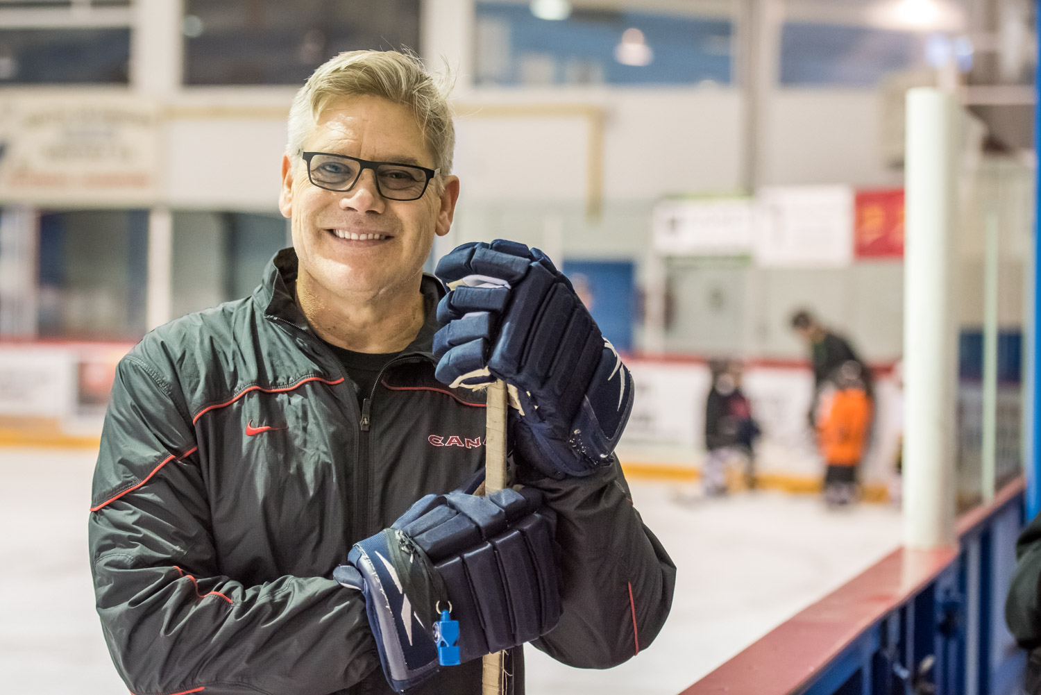 Ryan Walter proudly shows off his Stanley Cup ring to fans in Osoyoos ...