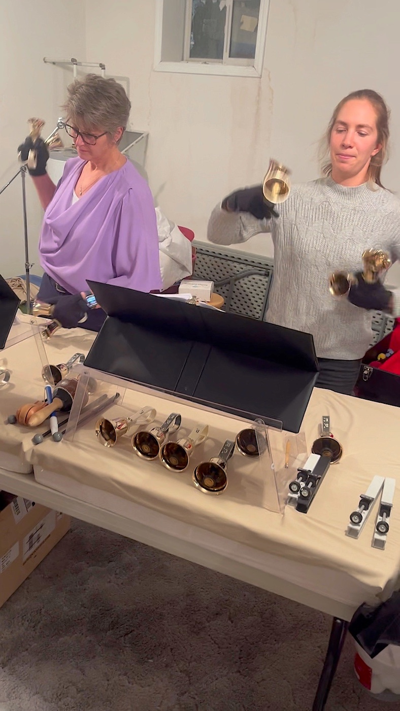 Ringing in Christmas with the Oliver Handbell Ringers, Singers ...